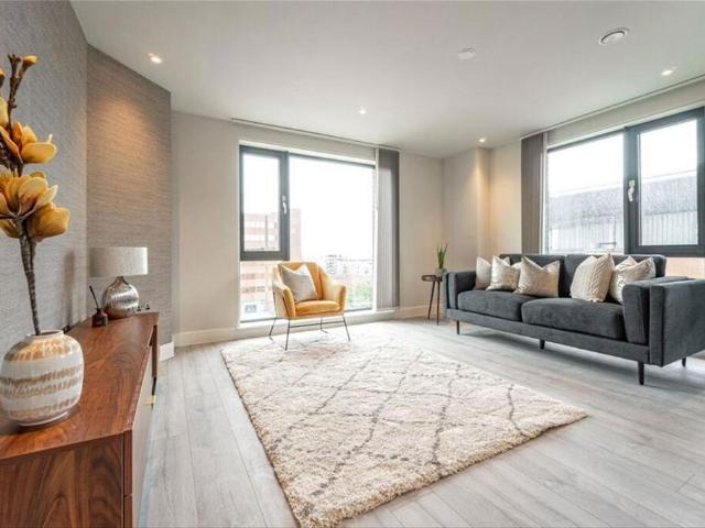 Broad Street, Birmingham B15 2 bed flat to rent £1,175 pcm £271 pw