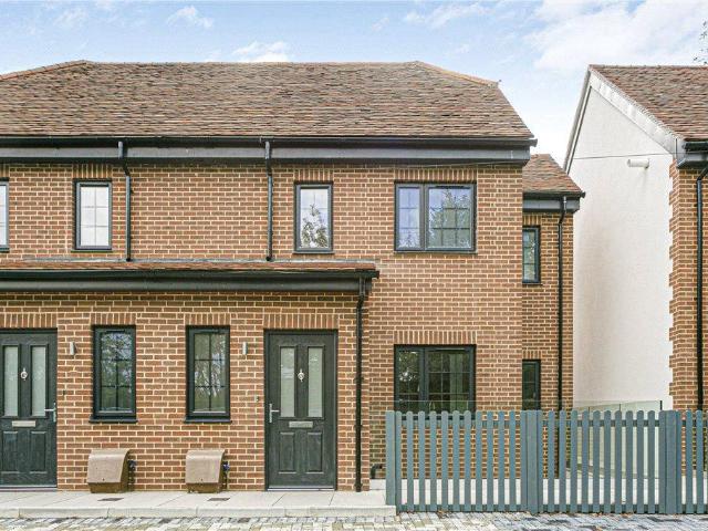 Broad Street, Guildford, Surrey, GU3 4 bed semi detached house to rent £3,500 pcm £808 pw