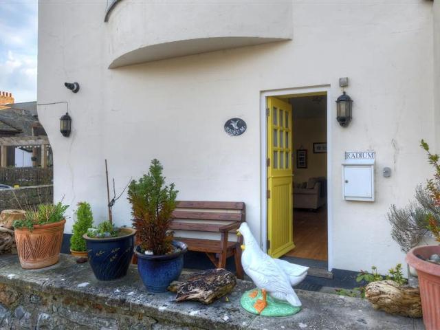 Broad Street, Lyme Regis, Dorset DT7, 1 bed flat to rent, £1,000 pcm | PrimeLocation