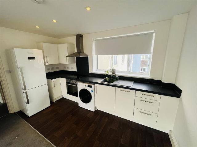 Broad Street, Staple Hill BS16, 2 bed flat to rent, £1,250 pcm | PrimeLocation