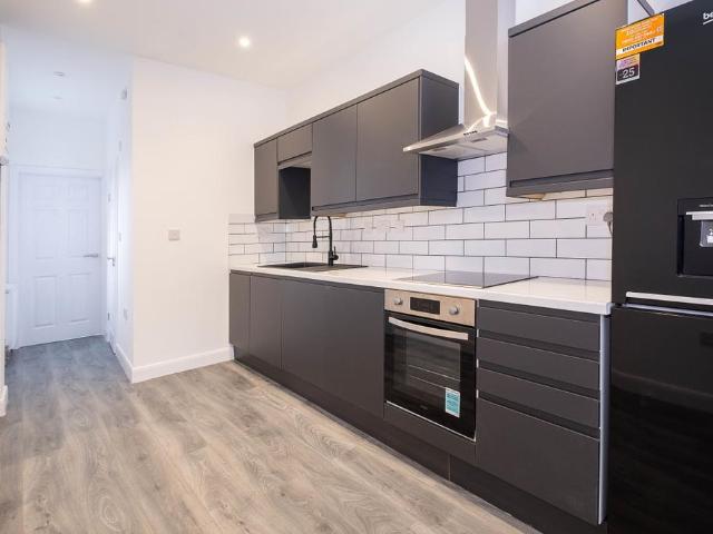 Broad Street Teddington TW11 1 bed apartment to rent £1,750 pcm £404 pw