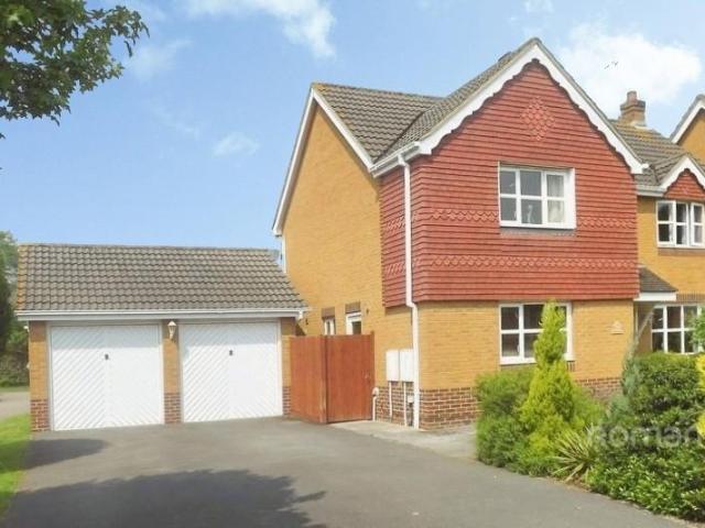 Broadmead, Farnborough, GU14 4 bed detached house to rent £2,150 pcm £496 pw