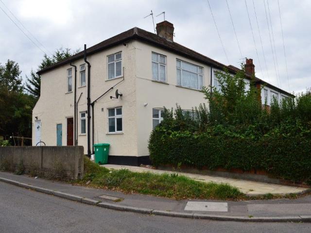 Broadmead Road, Essex IG8, 2 bed flat to rent, £1,700 pcm | PrimeLocation