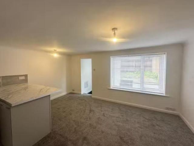 Broadmead Road, Folkestone, CT19 1 bed flat to rent £750 pcm.