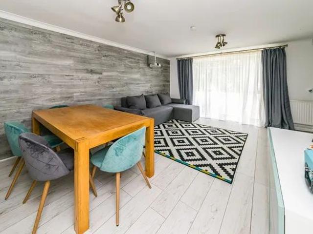Broadfield 2 bedroom flat to rent