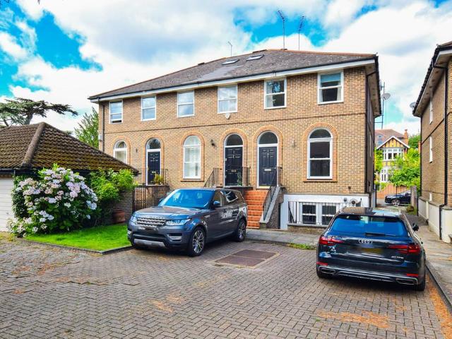 Broadhurst Close 4 bed semi detached house to rent £4,500 pcm £1,038 pw