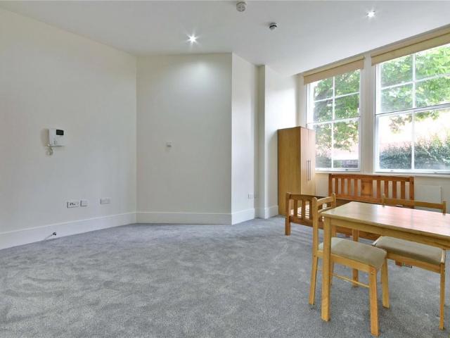 Broadhurst Gardens, South Hampstead. Studio to rent £1,650 pcm £381 pw