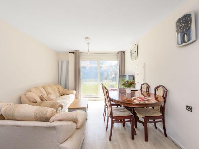 Broadhead Strand, Edgware, London NW9, 1 bed flat to rent, £1,500 pcm | PrimeLocation