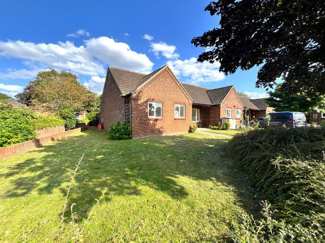 Broadland Close, Reedham NR13, 2 bed bungalow to rent, £950 pcm | PrimeLocation