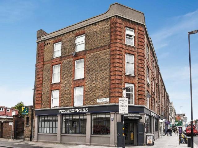 Broadlands Avenue, London SW16 4 bed flat to rent £3,500 pcm £808 pw