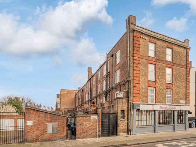 Broadlands Avenue, Streatham Hill. 4 bed flat to rent £3,500 pcm £808 pw