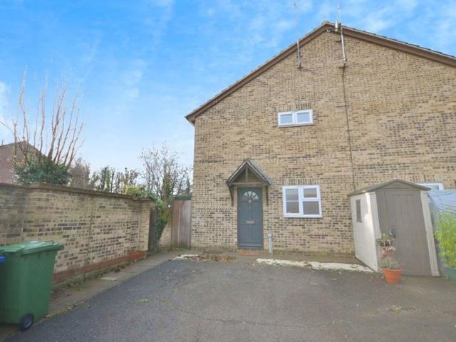 Broadlands, Badgers Dene RM17, 1 bed end terrace house to rent, £1,350 pcm | PrimeLocation