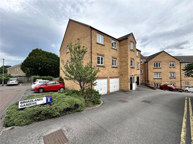 Broadlands Gardens, Pudsey, West Yorkshire LS28, 2 bed flat to rent, £895 pcm | PrimeLocation