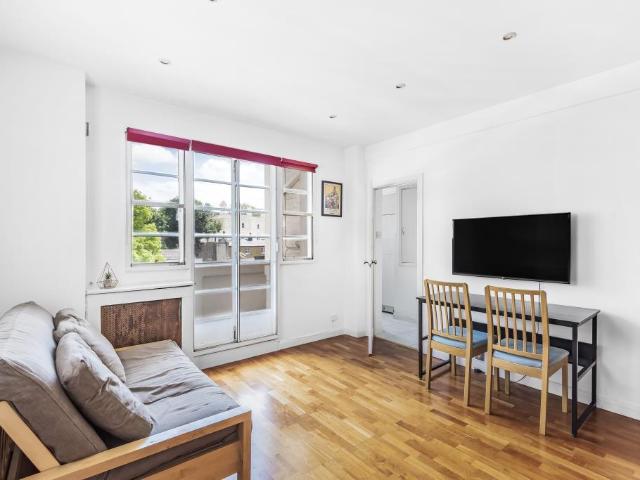 Broadwalk Court, Palace Gardens. Studio to rent £1,875 pcm £433 pw