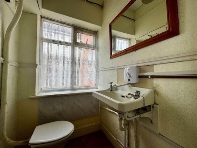 Broadwater Road, Worthing, BN14