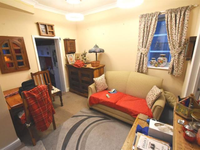 Broadway, Bexleyheath DA6, 2 bed flat to rent, £1,400 pcm | PrimeLocation