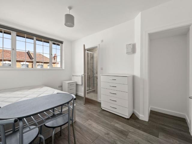 Broadway Buildings, Boston Road W7, Room to rent, £1,100 pcm | PrimeLocation