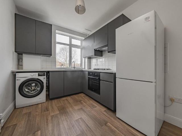 Broadway East, Uxbridge UB9 2 bed flat to rent £1,450 pcm £335 pw