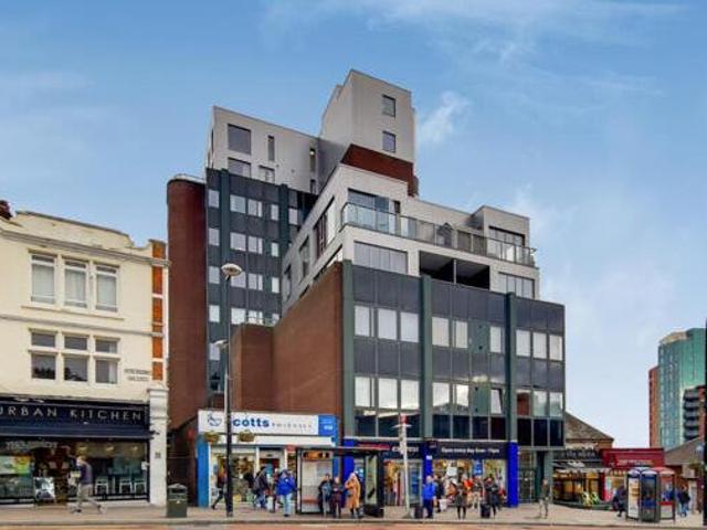 Broadway House, High Street, 2 Bedroom Flat