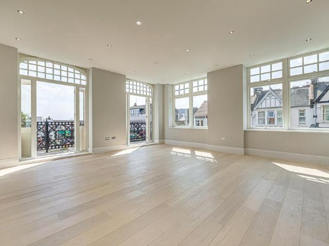 Broadway, Leigh on Sea, SS9 2 bed apartment to rent £2,850 pcm £658 pw