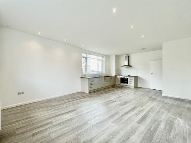Broadway, Leigh On Sea SS9, 2 bed flat to rent, £1,250 pcm | PrimeLocation