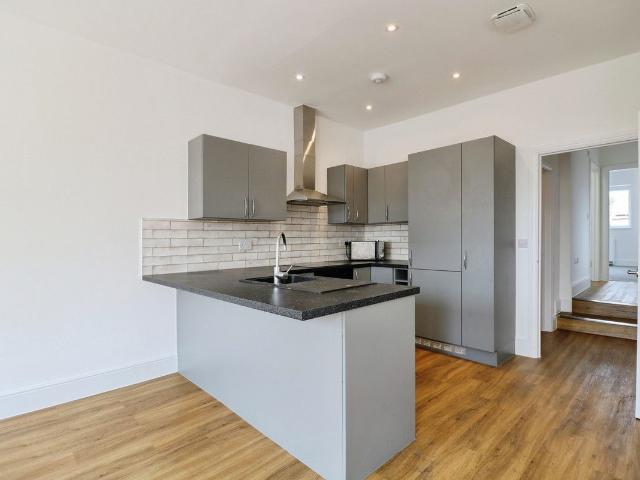 Broadway, Leigh On Sea SS9, 2 bed flat to rent, £1,500 pcm | PrimeLocation