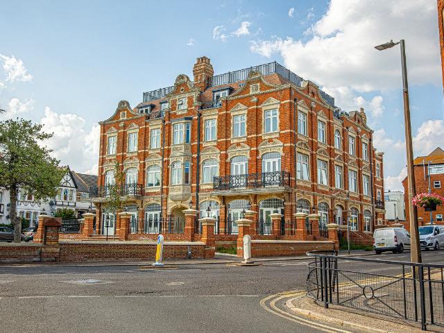 Broadway, Leigh On Sea SS9, 2 bed flat to rent, £2,650 pcm | PrimeLocation