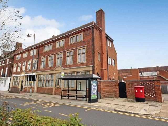 Broadway, Letchworth Garden City SG6, 2 bed flat to rent, £1,250 pcm | PrimeLocation