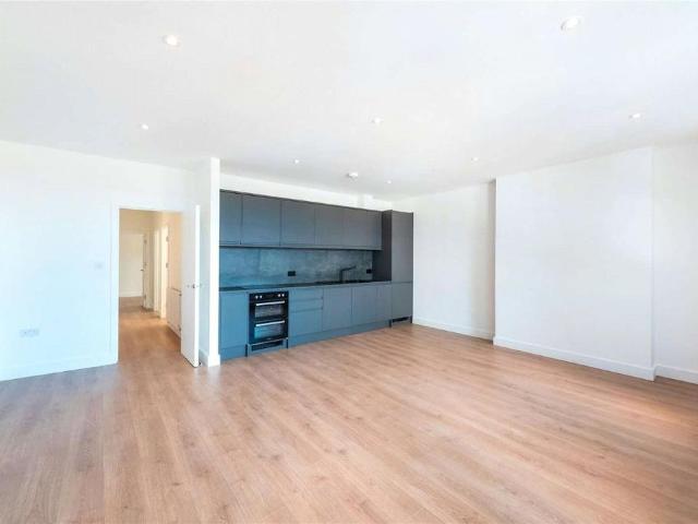 Broadway, London, Ealing, W13 2 bed flat to rent £2,000 pcm £462 pw