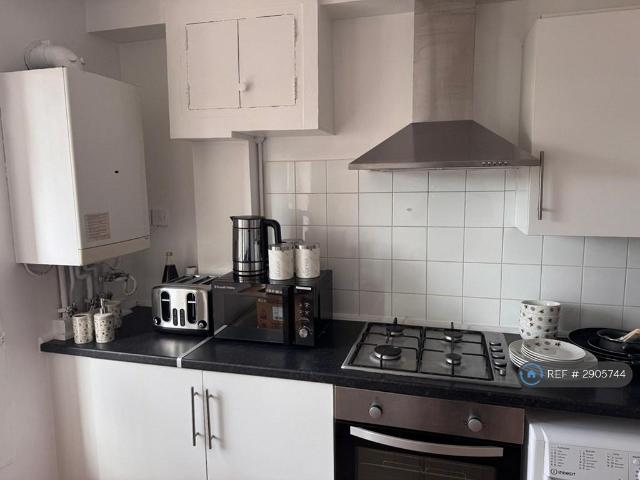 Broadway Market, London, E8 1 bed flat to rent £1,630 pcm £376 pw