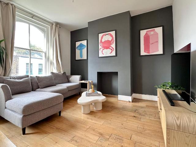 Broadway Market, London E8, 1 bed flat to rent, £2,500 pcm | PrimeLocation