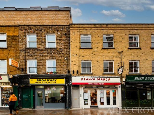 Broadway Market, London Fields 3 bed flat to rent £3,000 pcm £692 pw
