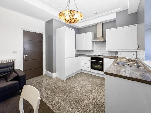 Broadway, Peterborough, PE1 2 bed apartment to rent £1,050 pcm £242 pw