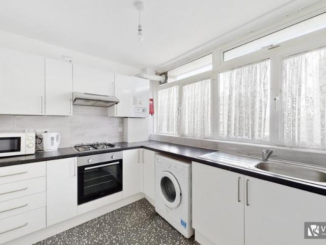 Brockmer House, Crowder Street, Tower. 3 bed maisonette to rent £2,900 pcm £669 pw
