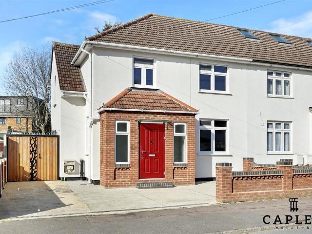 Brocket Way, Chigwell 4 bed detached house to rent £2,800 pcm £646 pw