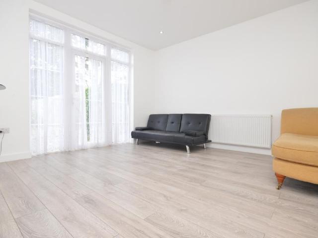 Brocket Way, Chigwell, IG7 4EP 4 bed semi detached house to rent £2,800 pcm £646 pw