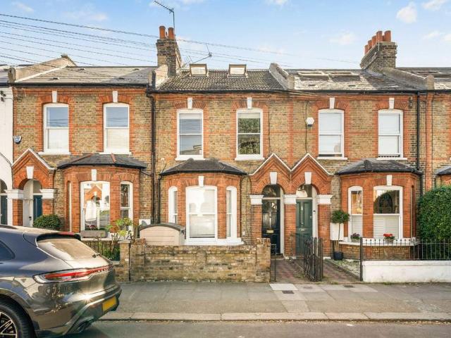 Brocklebank Road, London SW18 3 bed flat to rent £3,200 pcm £738 pw
