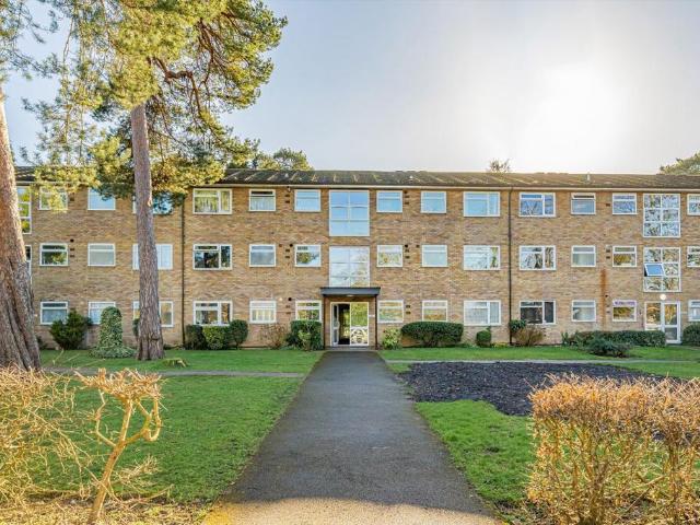Brockley Combe, Weybridge KT13 2 bed flat to rent £1,650 pcm £381 pw