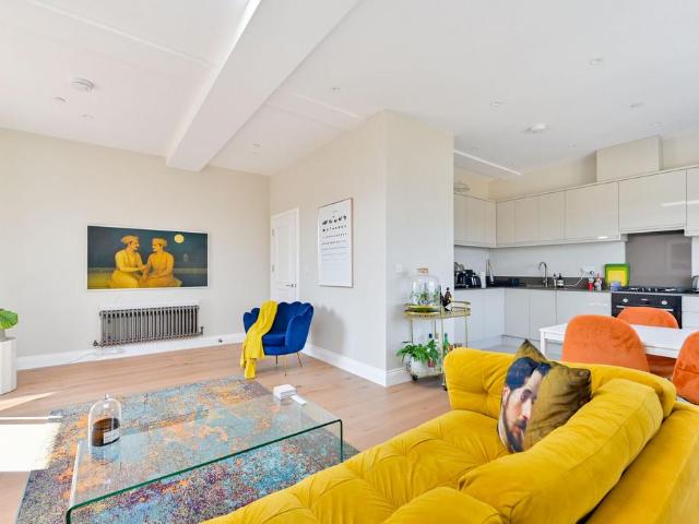Brockwell Park, London, SW2 1 bed flat to rent £2,400 pcm £554 pw