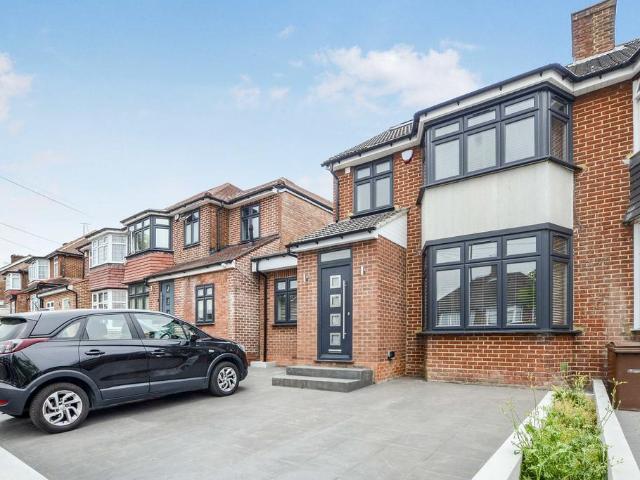 Bromefield, Stanmore, HA7 4 bed semi detached house to rent £4,150 pcm £958 pw