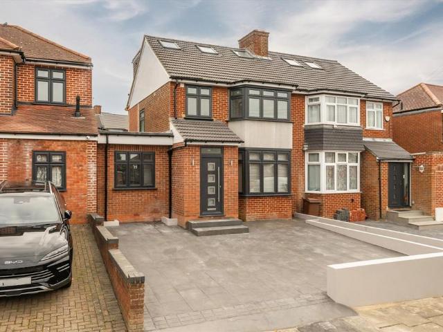 Bromefield, Stanmore HA7 4 bed semi detached house to rent £4,150 pcm £958 pw