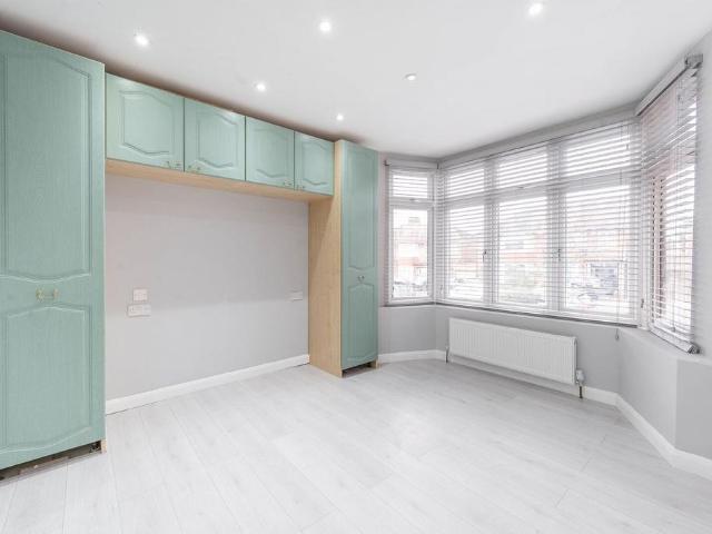 Bromefield, Stanmore, HA7 5 bed semi detached house to rent £4,145 pcm £957 pw