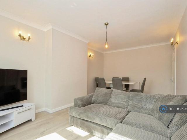 Bromet Close, Watford, WD17 3 bed maisonette to rent £2,250 pcm £519 pw