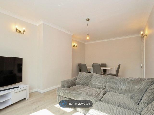 Bromet Close, Watford WD17, 3 bed maisonette to rent, £2,250 pcm | PrimeLocation