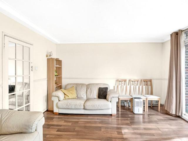 Bromfield Court, Jamaica Road, London 3 bed flat to rent £3,200 pcm £738 pw