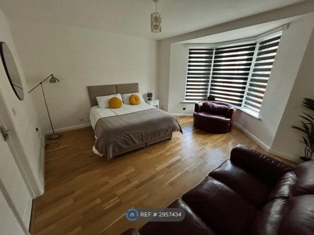 Bromham Road, Bedford MK40, 2 bed flat to rent, £3,500 pcm | PrimeLocation