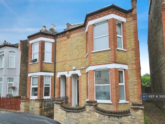 Bromley Gardens, Bromley, BR2 4 bed semi detached house to rent £2,850 pcm £658 pw