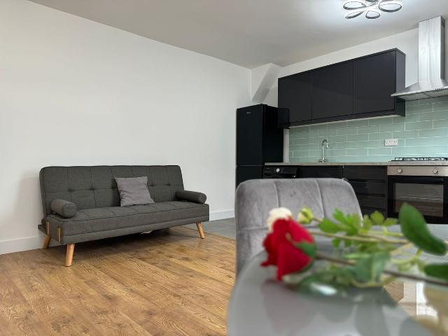 Bromley High Street, London E3, 3 bed flat to rent, £2,900 pcm | PrimeLocation