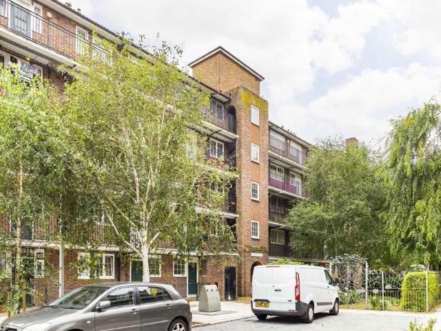 Bromley High Street, London E3 3 bed flat to rent £2,400 pcm £554 pw