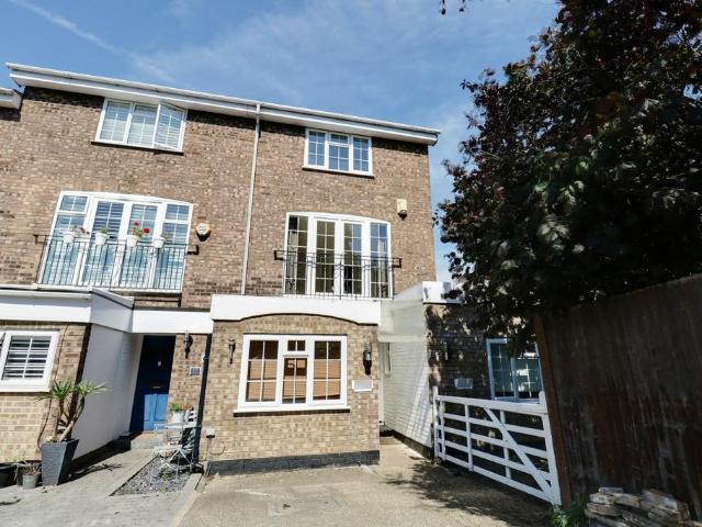 Bromley, Kent BR1 5 bed end of terrace house to rent £2,800 pcm £646 pw